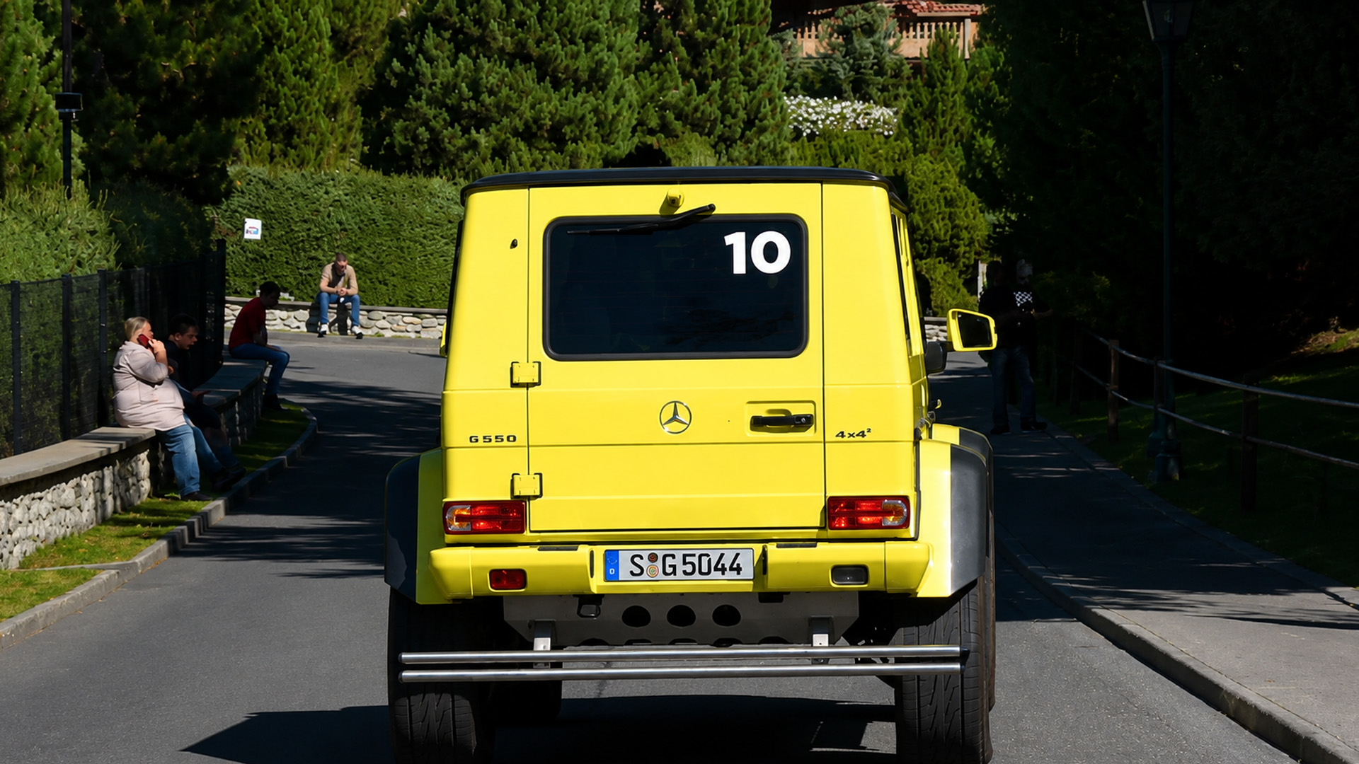 Mercedes-Benz G500 4x4² cruises like a giant on public road