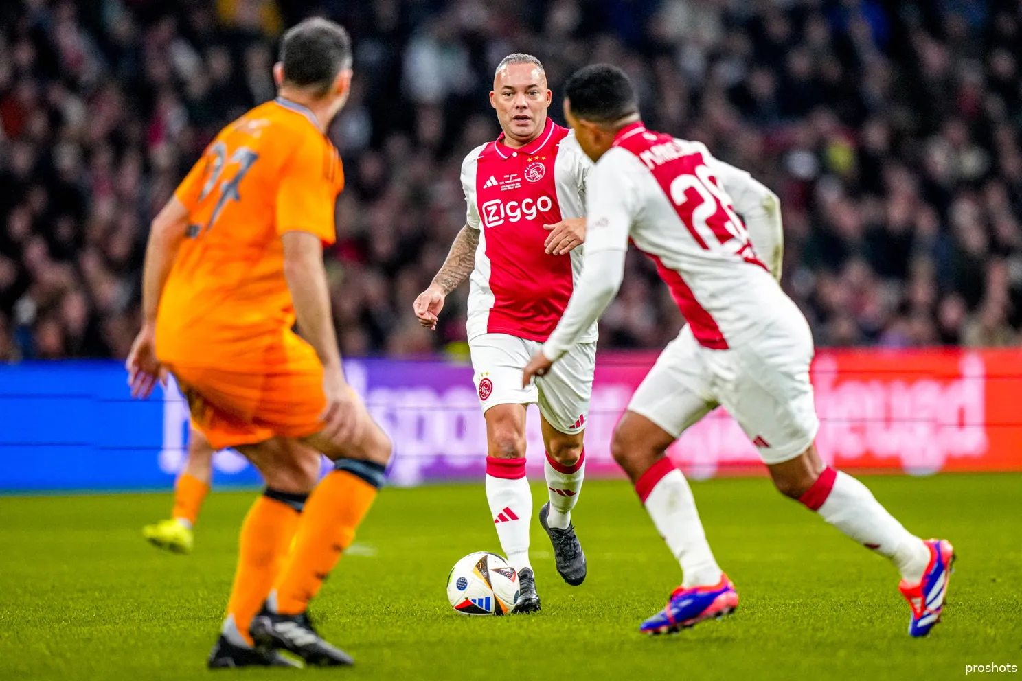 Rondom Ajax: Ajax-fans betreden veld na zege op FC Utrecht; politie ...