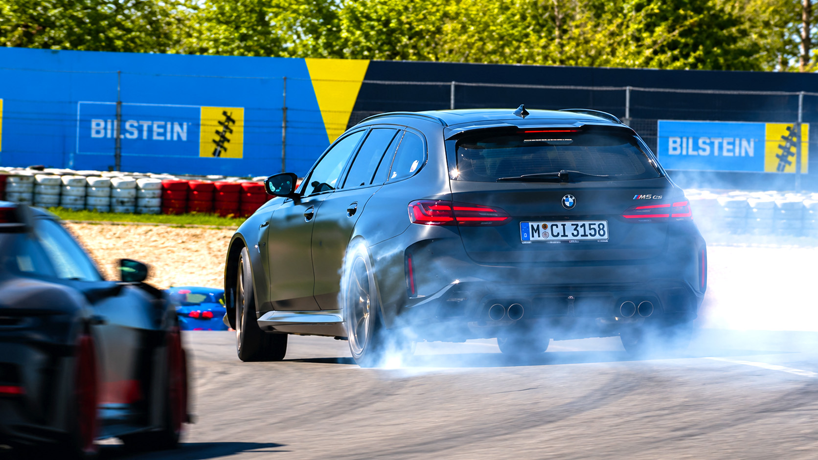 BMW wagon slides wide during high-speed drifting