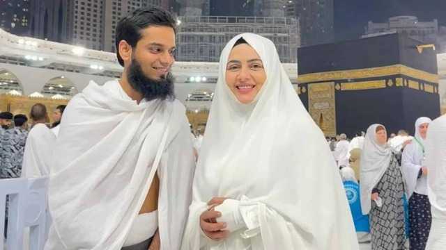Pics: Sana Khan heads for her 4th Haj with husband Mufti Anas
