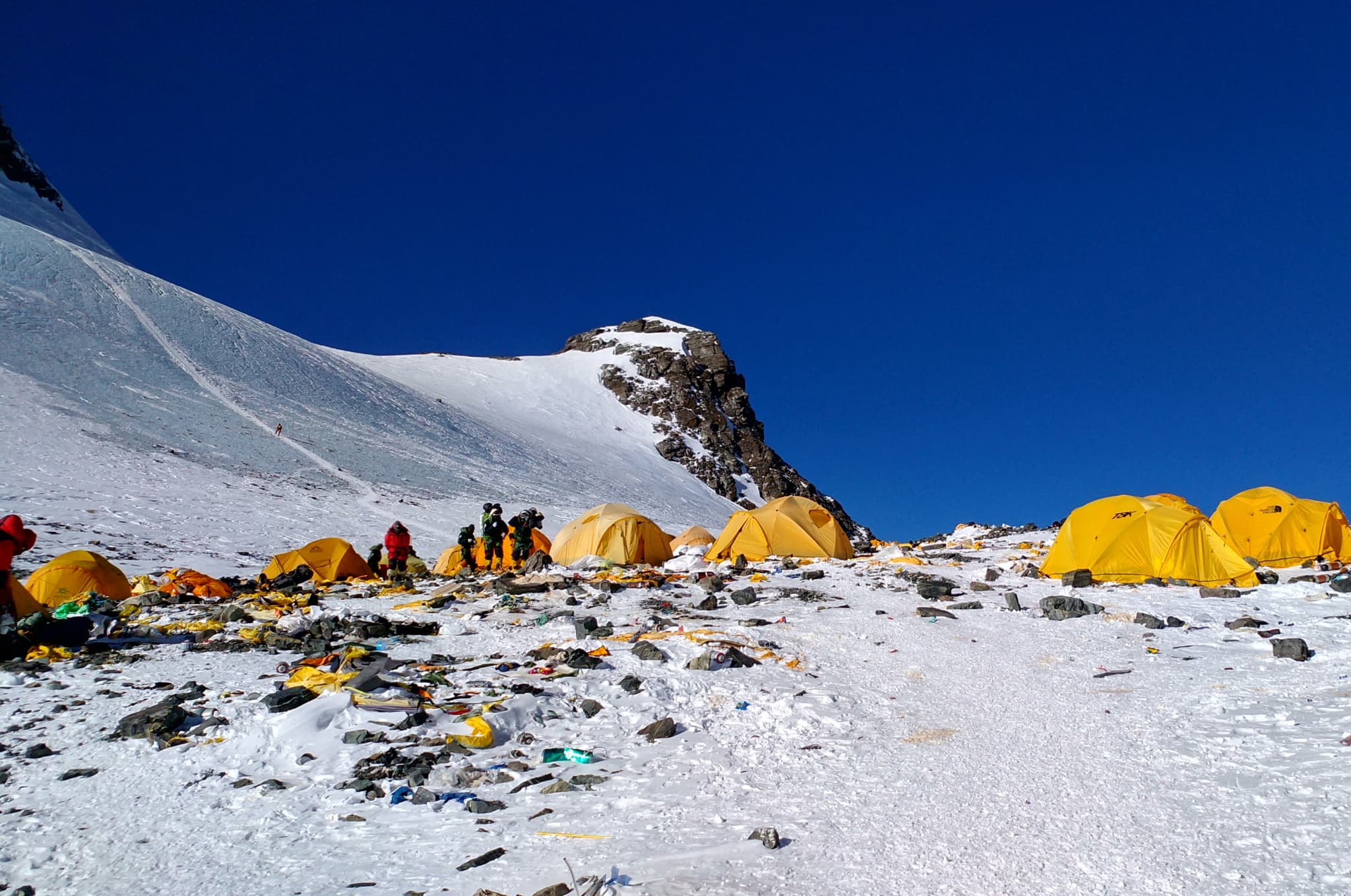 274 personnes ont réussi à grimper en haut de l'Everest en un jour, un ...