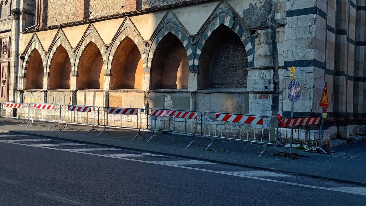 Prato, cade l’intonaco della chiesa di San Domenico