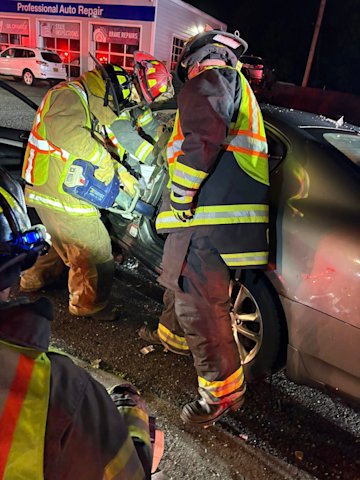 3 people hurt in crash on Montauk Highway in Mastic
