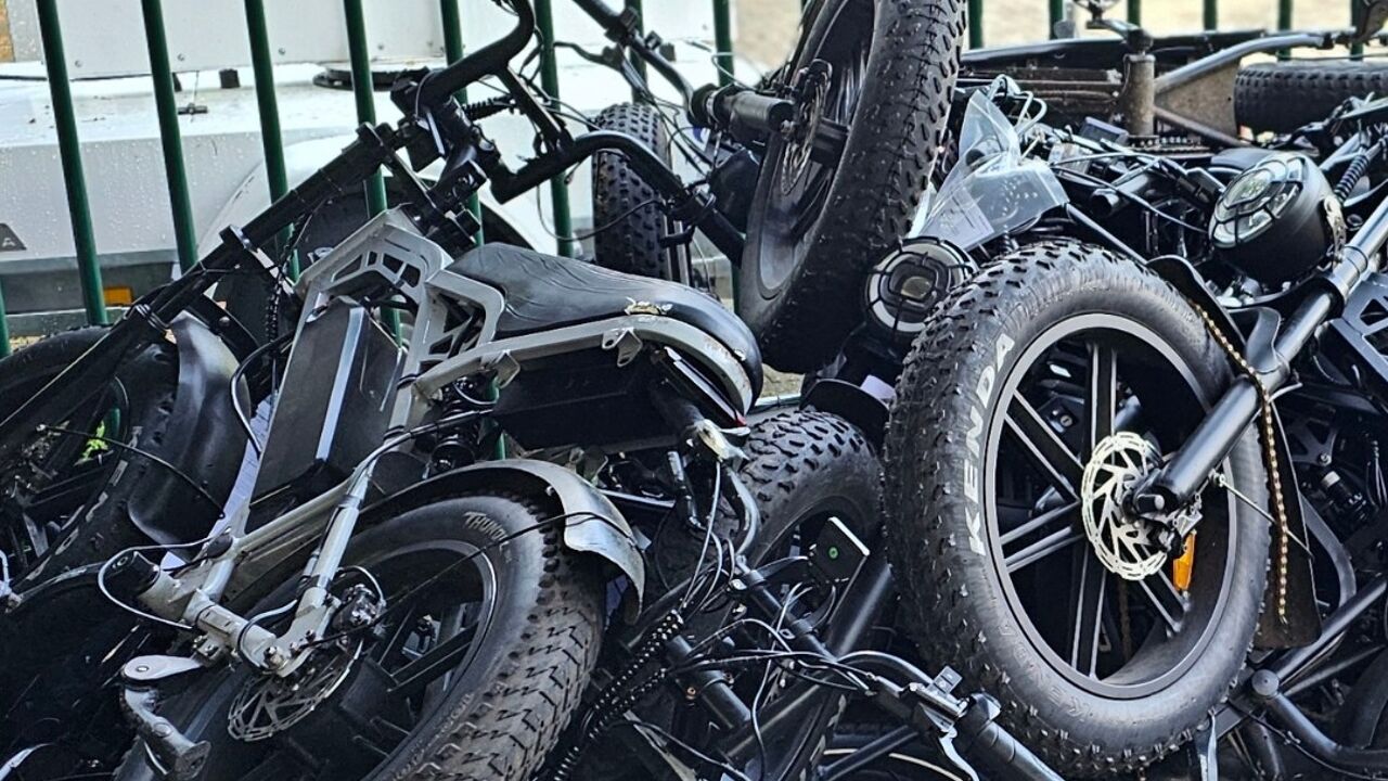 Hopen illegale fatbikes en steps vernietigd door politie van Kapellen ...