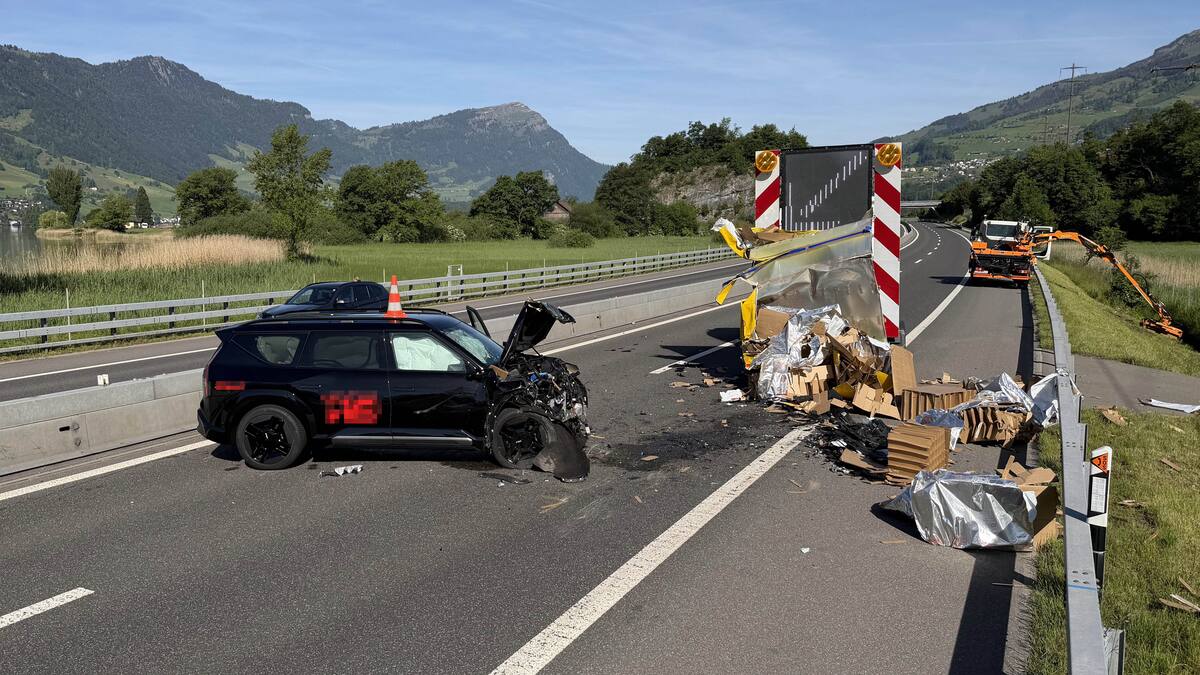 Rettungswagen vor Ort: A4 wegen Unfall in Baustellenbereich gesperrt