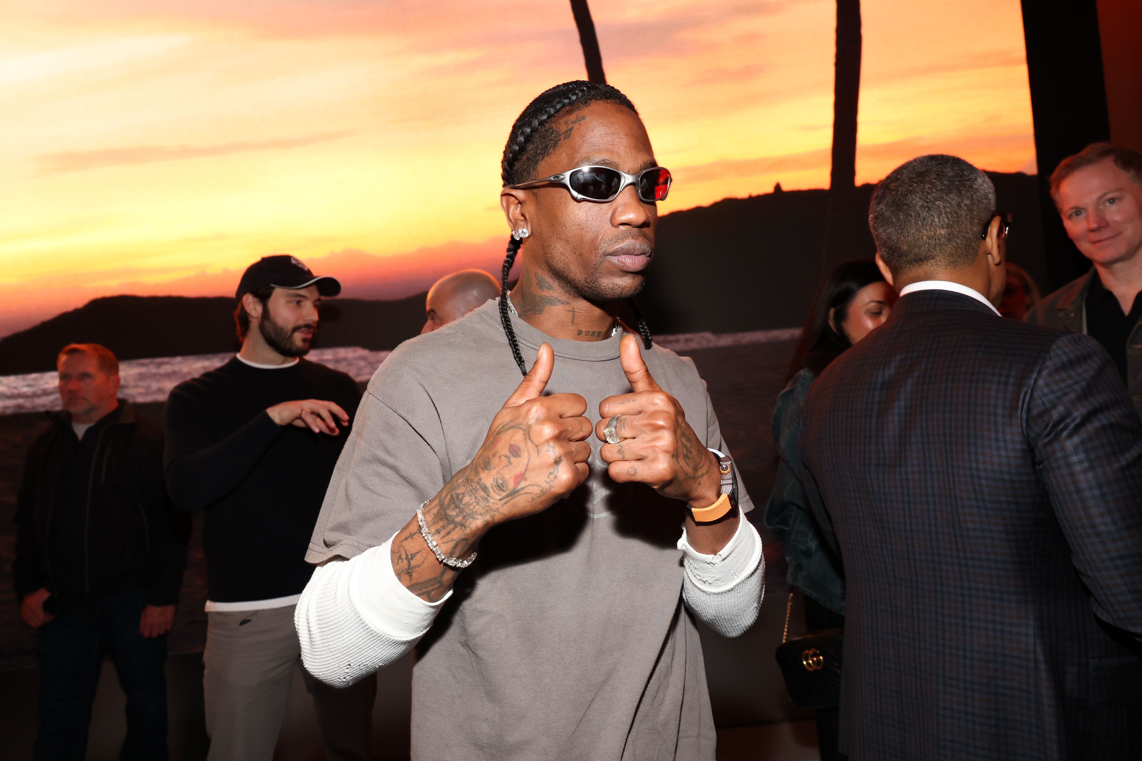 Travis Scott dévoile deux Air Jordan roses à 160 euros qui sont ...