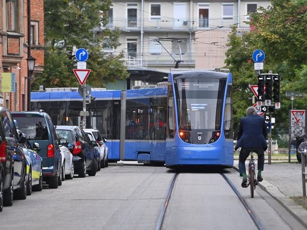 Münchner Tram in Laim von Kleinlaster gerammt – Jubiläumszug übernimmt ...