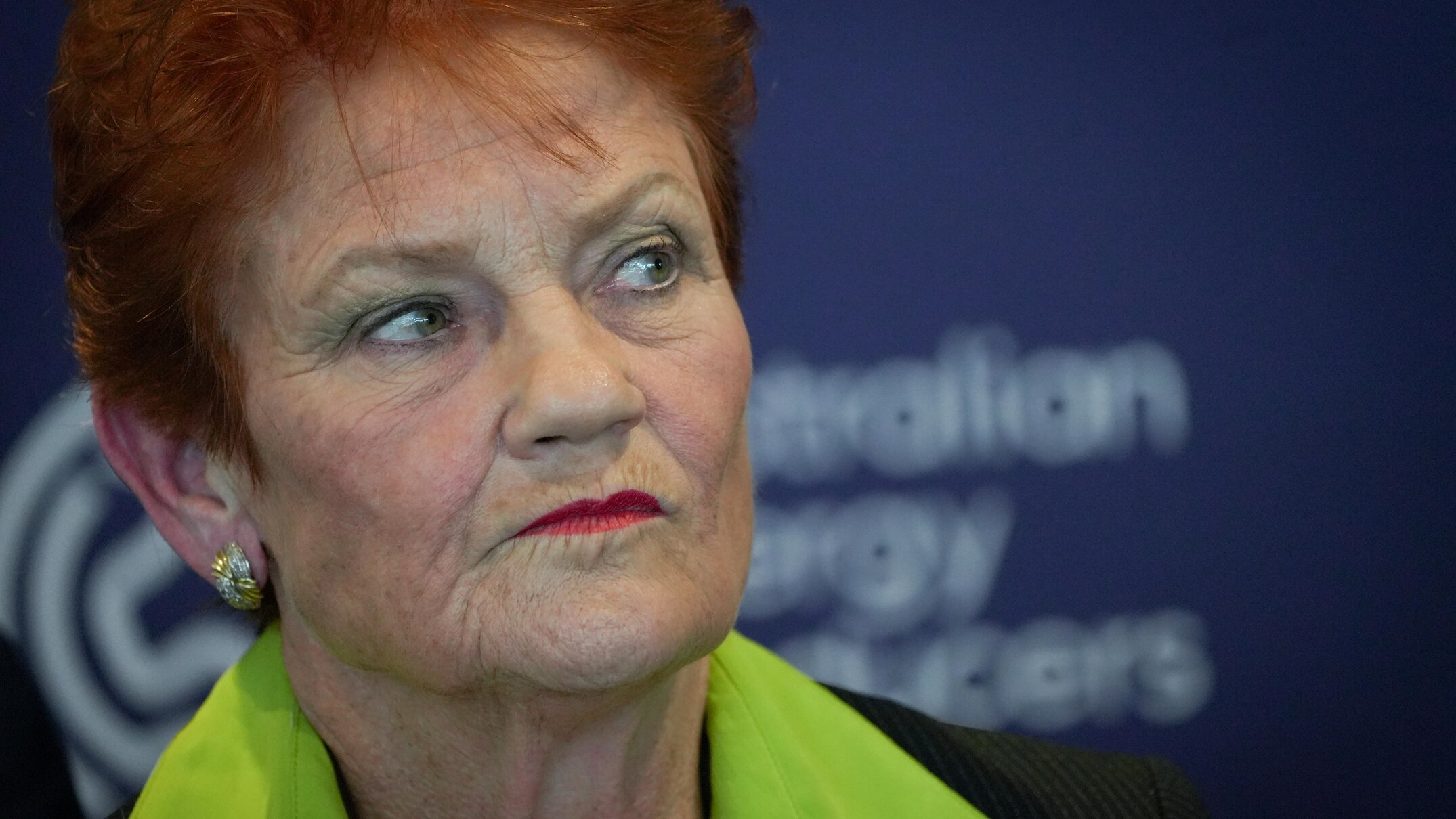 Pauline Hanson caught swearing as staffer says 'shut up' to journalist