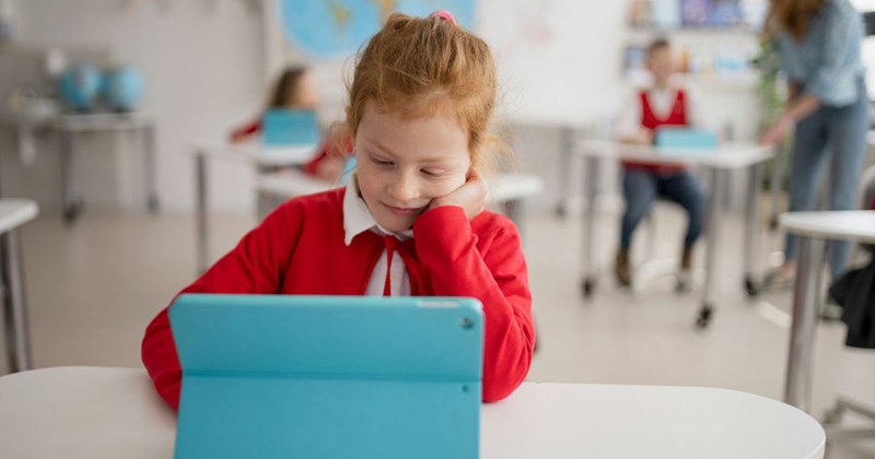 3rd-grade teacher makes students listen to stories on individual iPads ...