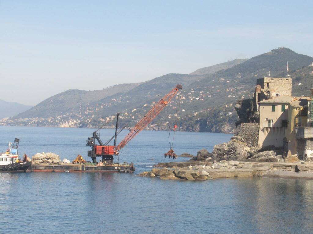 Camogli: massi per rinforzare molo Giorgio e ruspe per livellare la ...