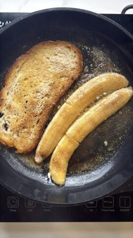 Toast caramellato con banana, burro di arachidi e cioccolato