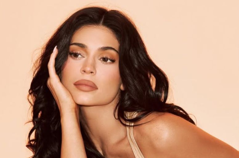 Kylie Jenner’s 'daring' black cutout look turns heads in $250,000 red ...