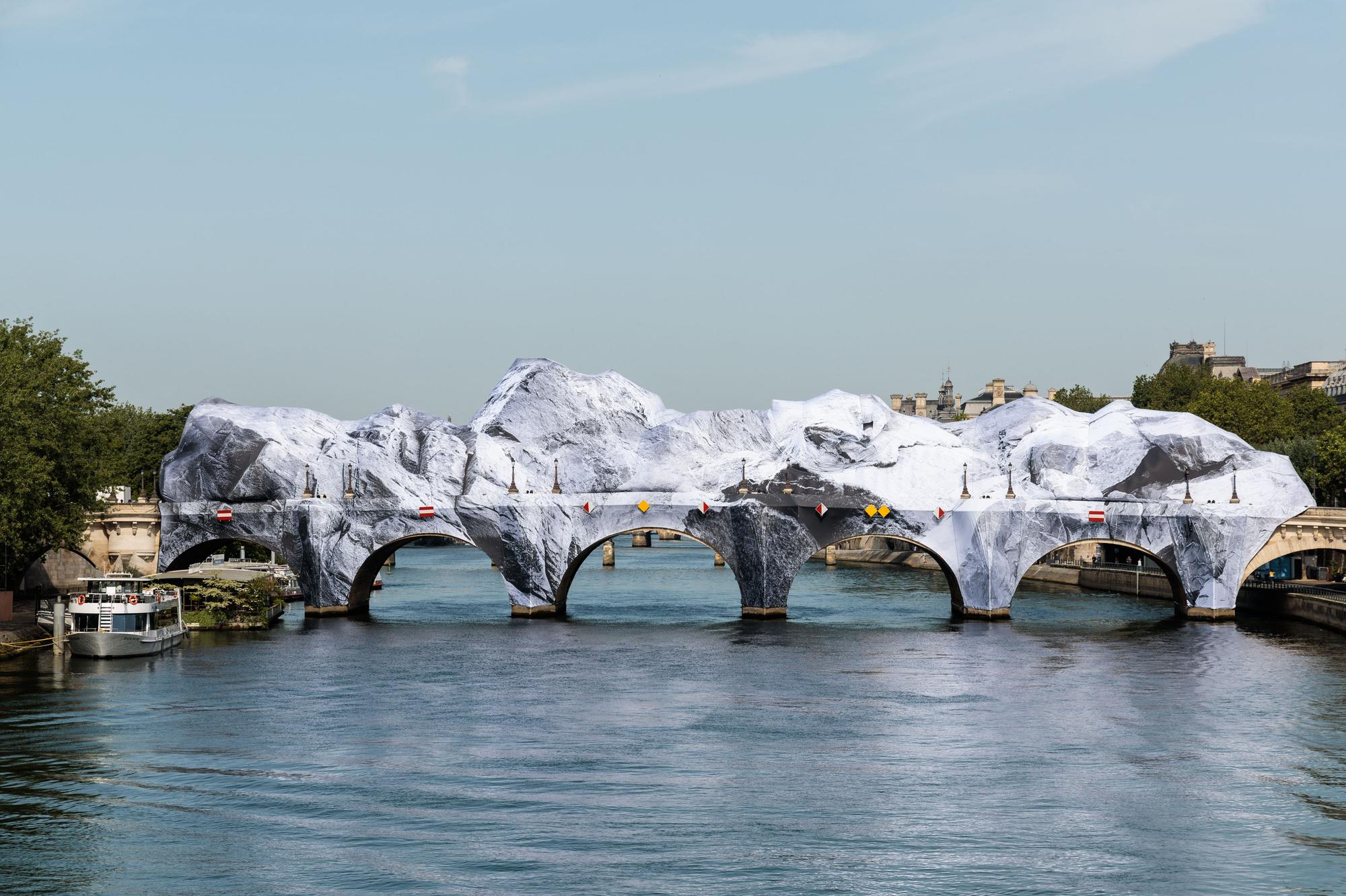 À Paris, le Pont Neuf s’est transformé en « Caverne » en pleine nuit ...