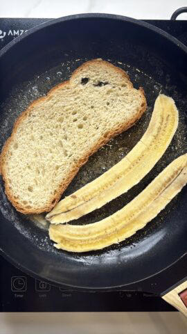 Toast caramellato con banana, burro di arachidi e cioccolato