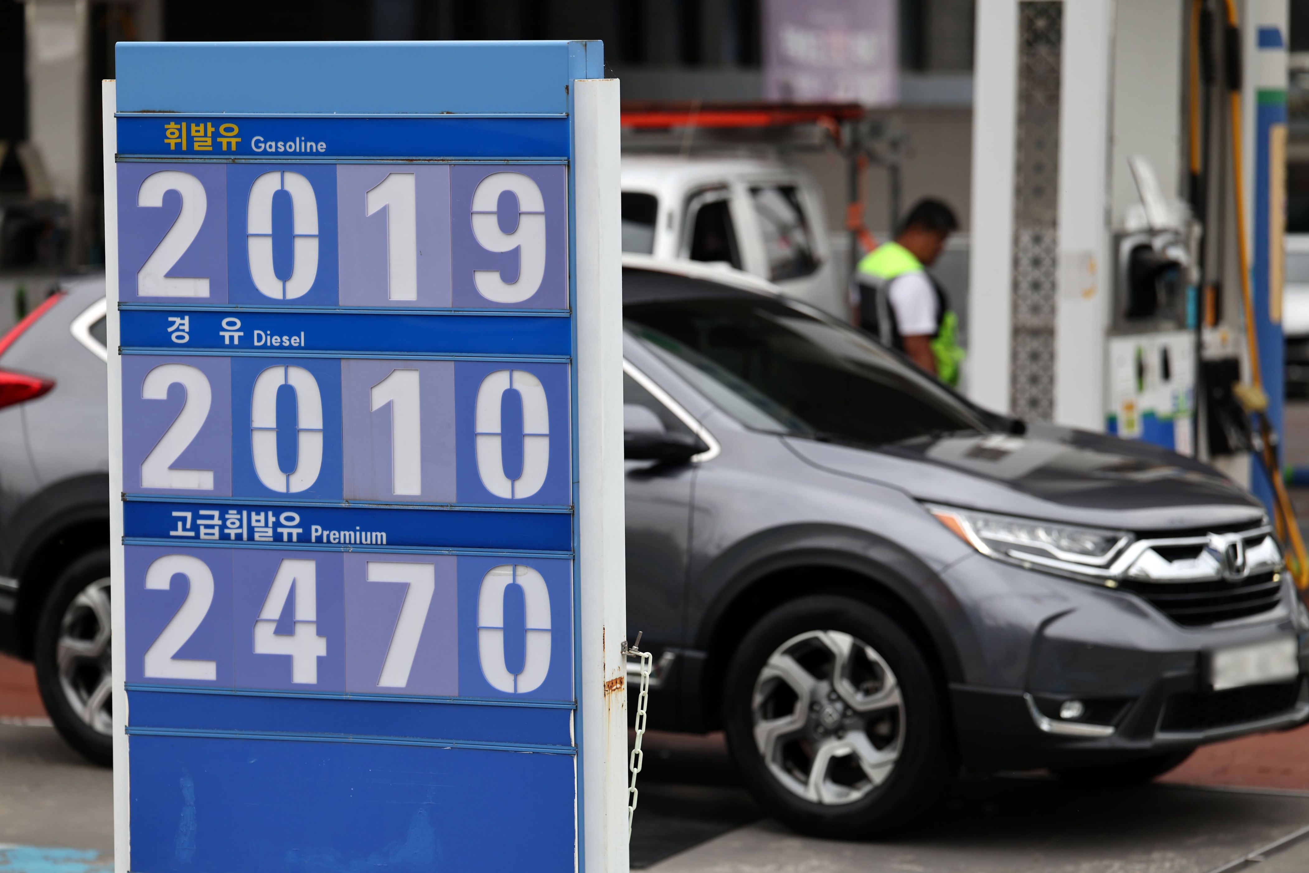 Government freezes oil price cap for fourth time amid Middle East war