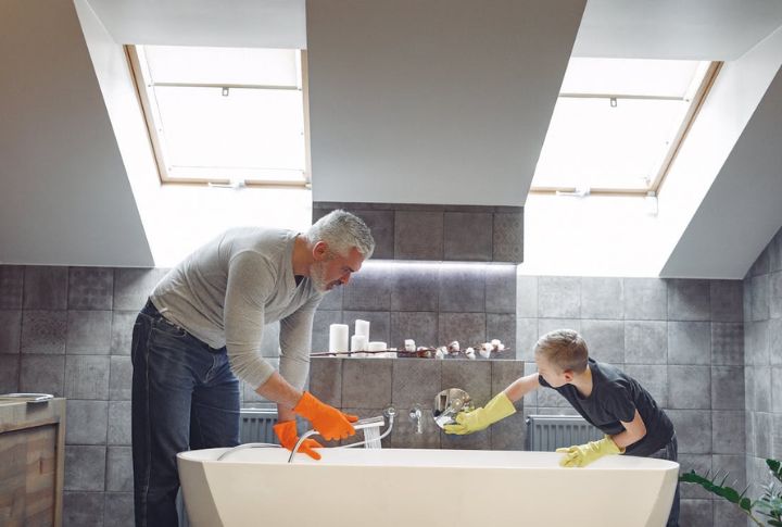 10 habits kids learn just by watching adults