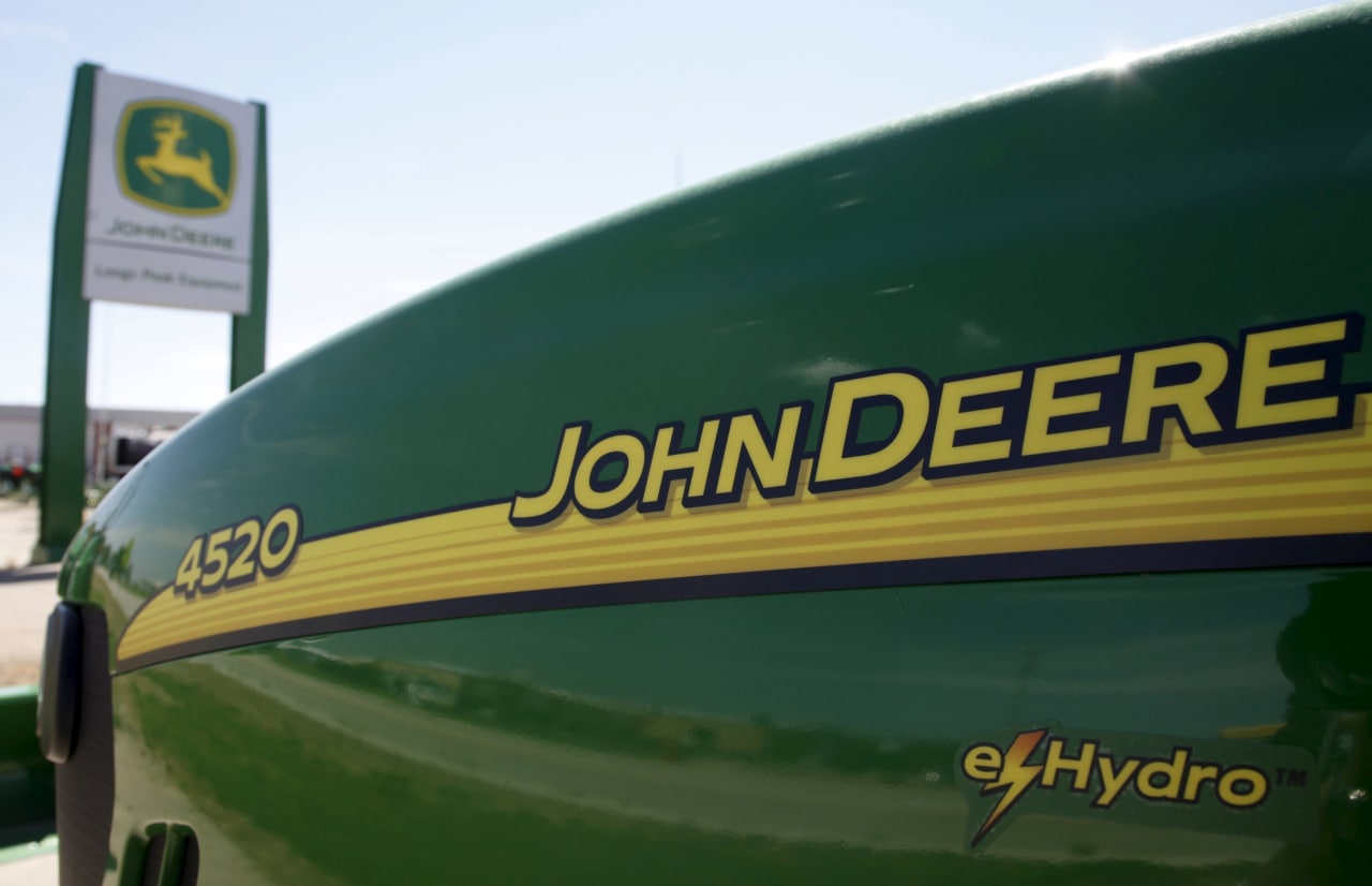 Deere sales rise as construction growth offsets agriculture weakness