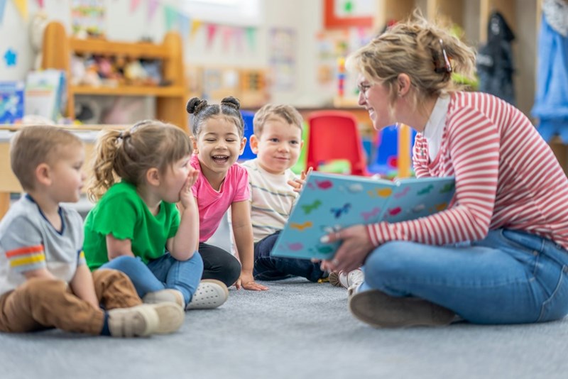 3rd-grade teacher makes students listen to stories on individual iPads ...