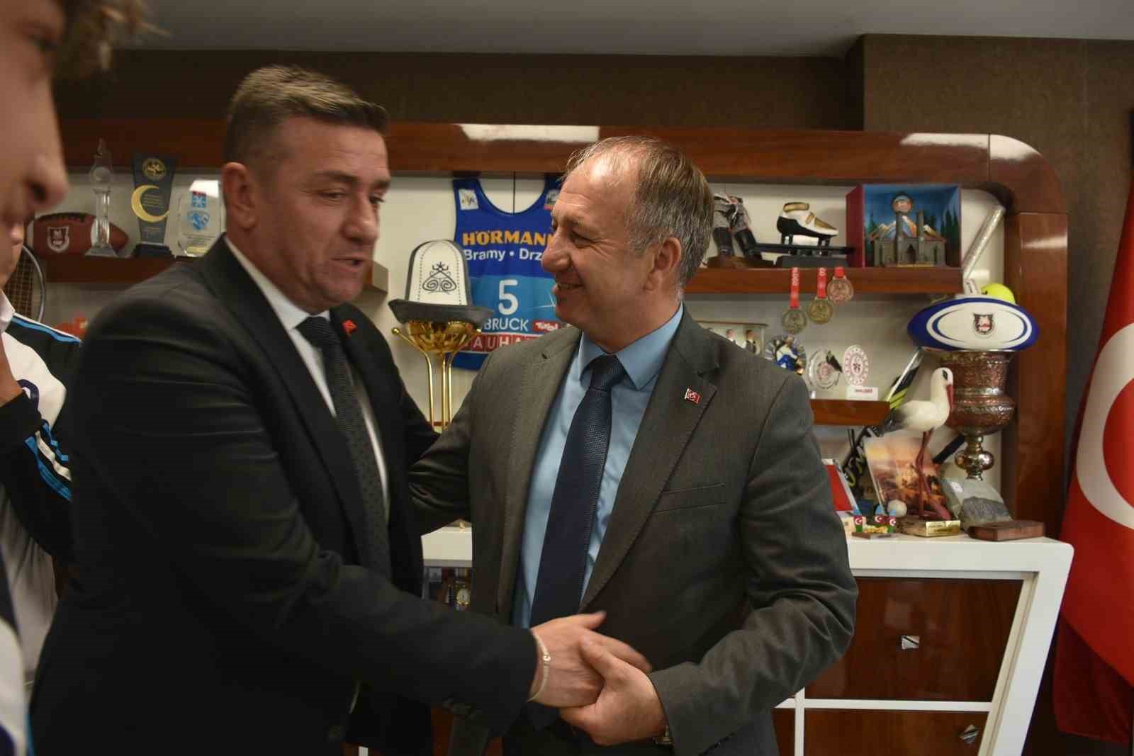 Çakmur, Ahmet Hamdi Tanpınar Ortaokulu futsal takımını kutladı