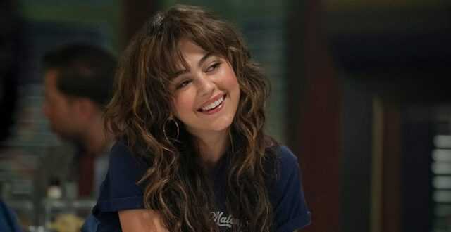 Off-campus fans can't stop talking about Allie Hayes' beach waves; here ...