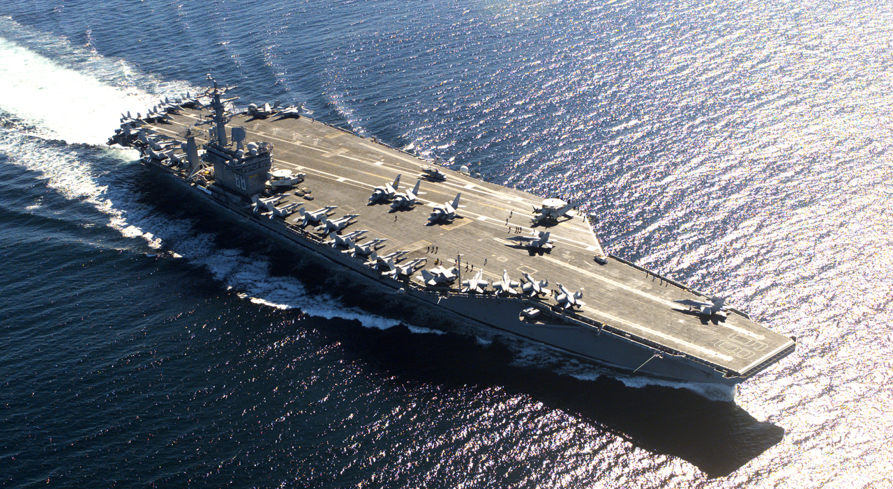La portaerei a propulsione nucleare Nimitz al largo di Cuba: può ...