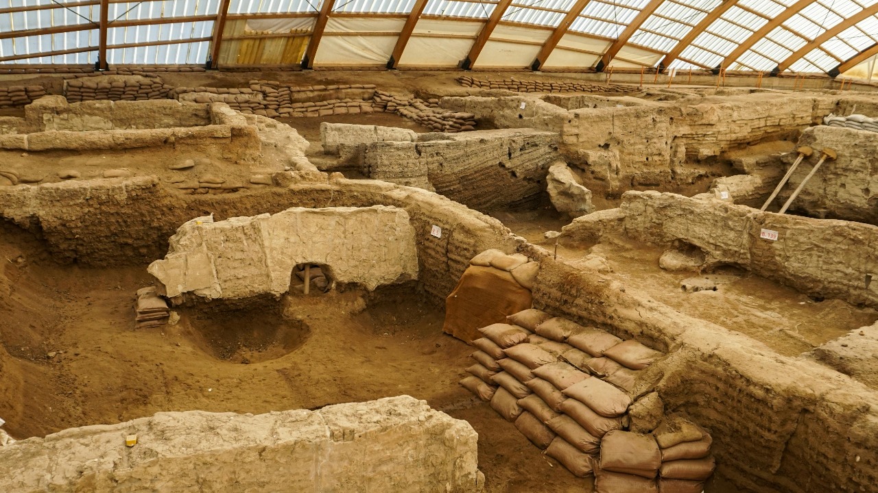 Excavators just opened an Etruscan tomb sealed for 2,600 years — and ...