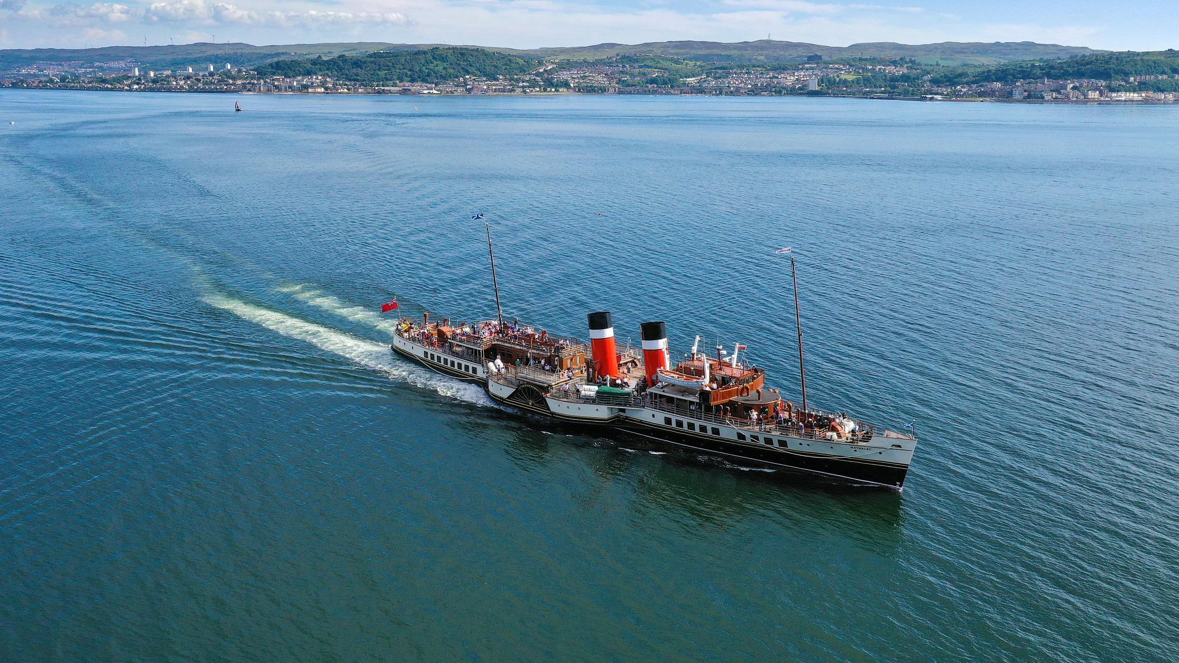 Paddle steamer helps out passengers after CalMac ferry breaks down