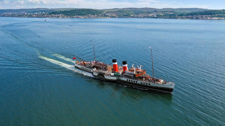 Paddle steamer helps out passengers after CalMac ferry breaks down