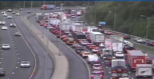 3-vehicle crash closes lanes on I-84 in Cheshire