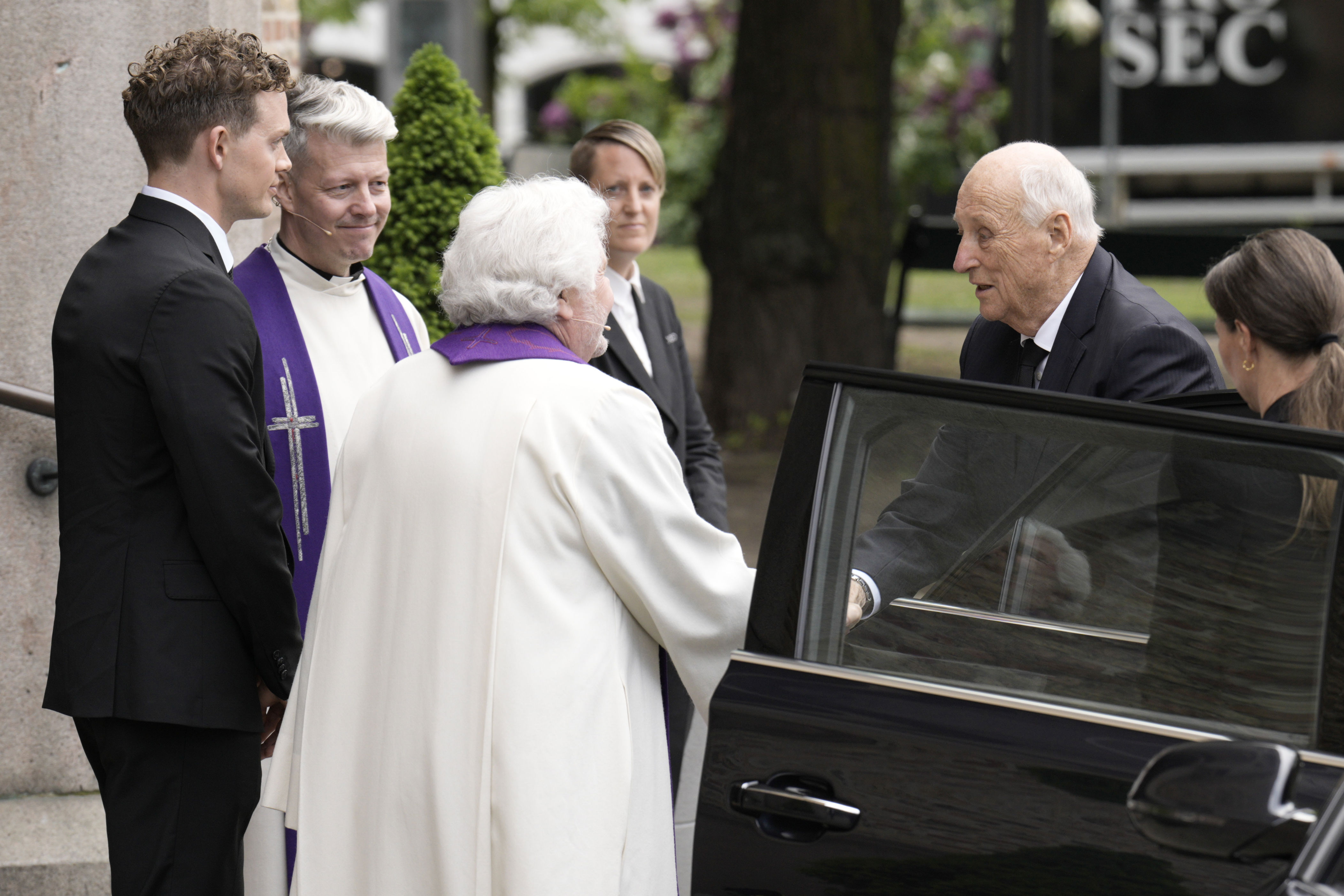 Kong Harald og dronning Sonja på plass i Oslo domkirke i Stein Erik ...