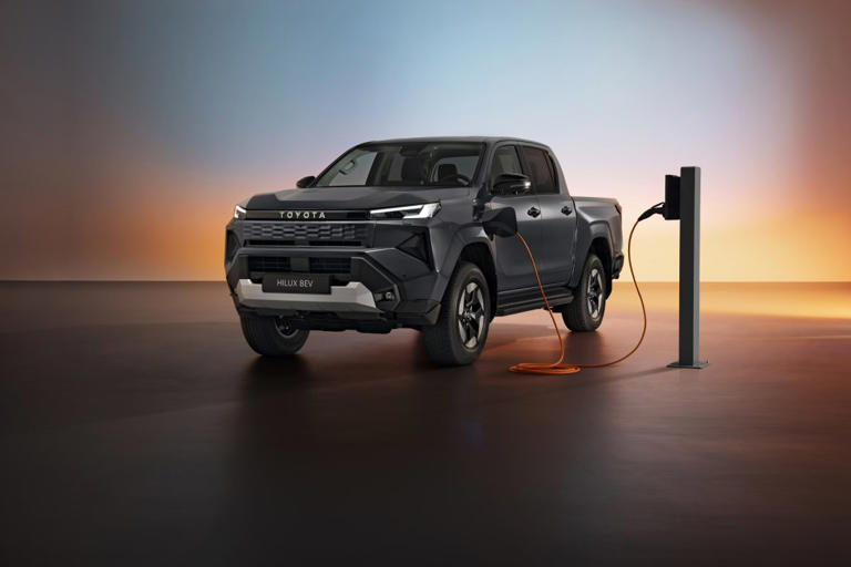 Toyota lancia Hilux full electric, il pick-up diventa a batteria: le novità