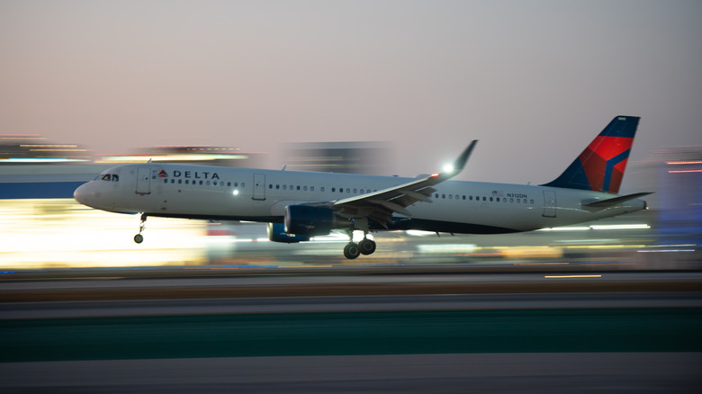 8 airlines with the best in-flight entertainment options (and one with ...