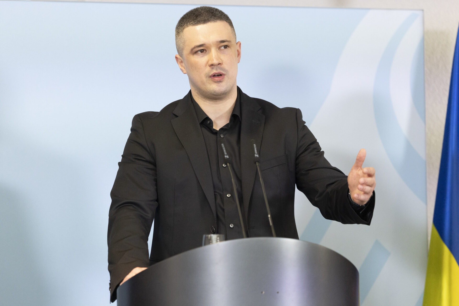 Drones tueurs, IA, lasers, Starlink : Mykhailo Fedorov transforme la ...