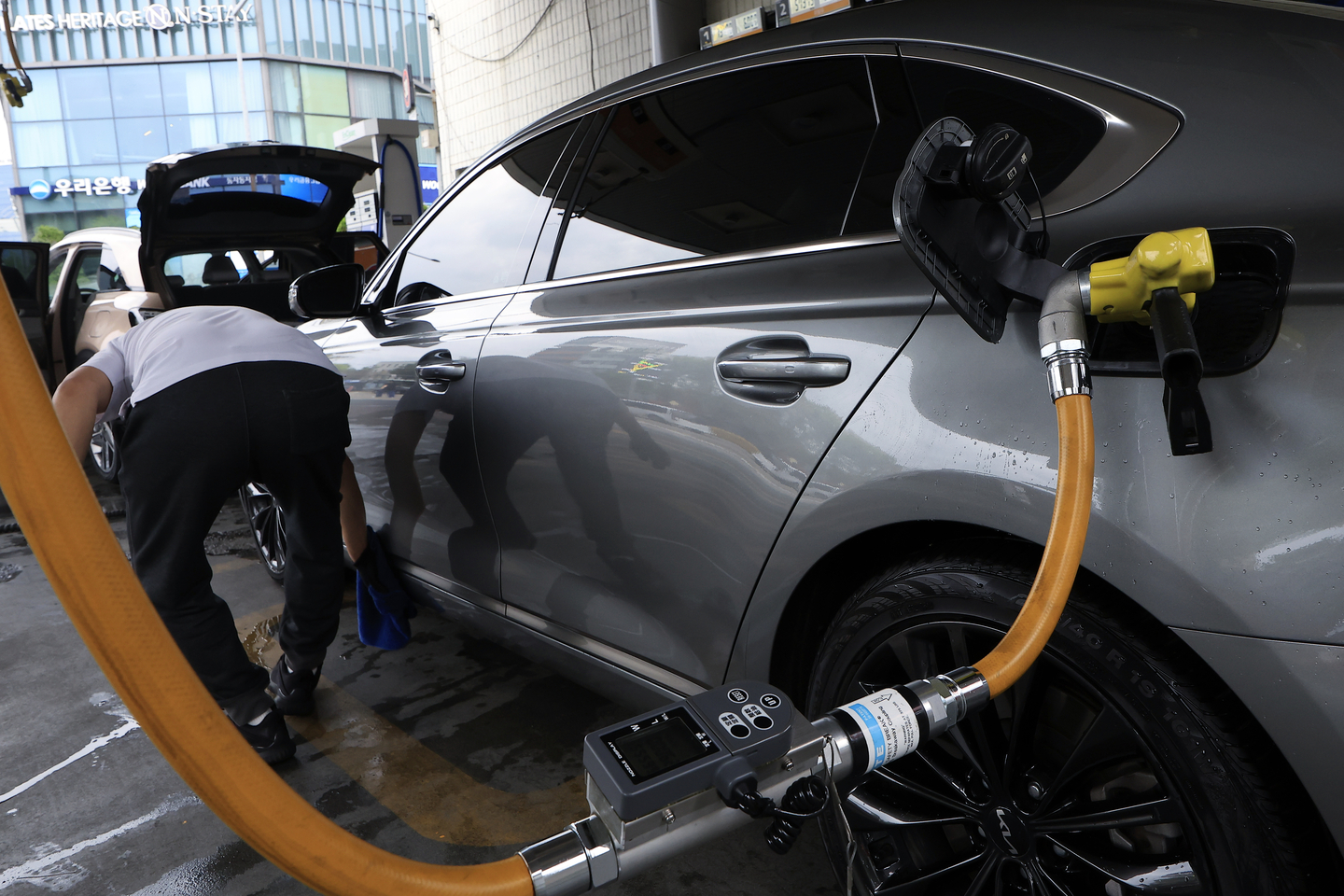 Government extends fuel price caps for the fourth consecutive time