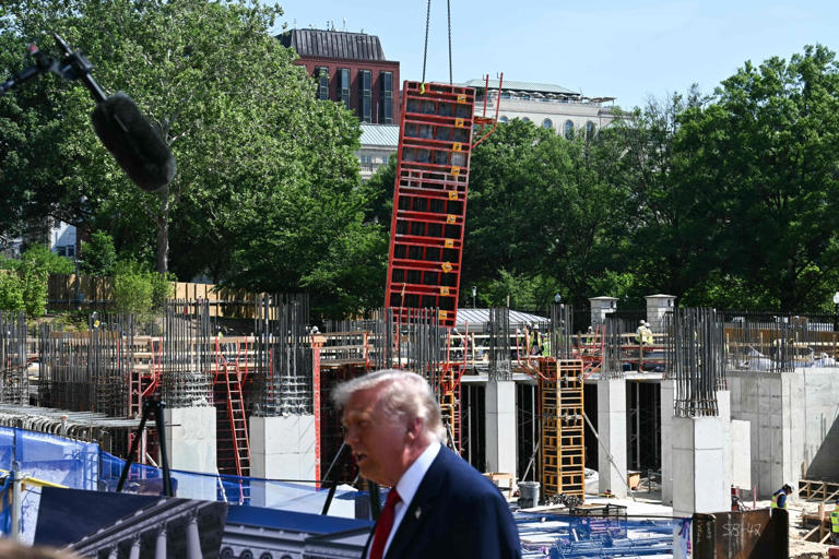 US jobless claims fall as lay-offs remain low despite economic uncertainty