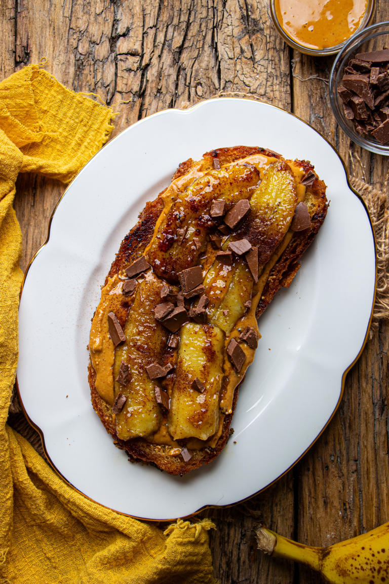 Toast caramellato con banana, burro di arachidi e cioccolato