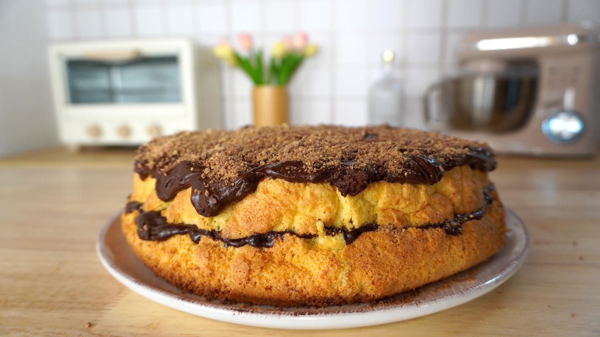 Este bolo de cenoura extra fofo com mousse de chocolate é simplesmente ...