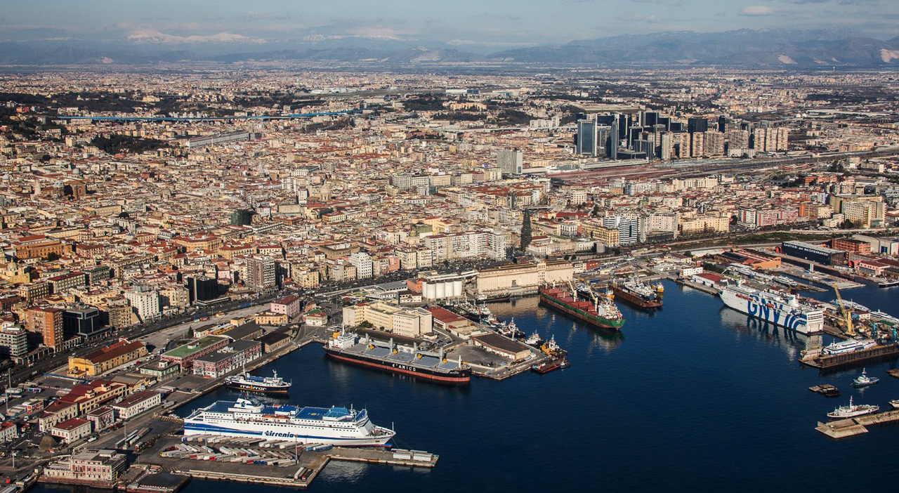 Nel porto di Napoli una panchina in ricordo di chi ha perso la vita in mare