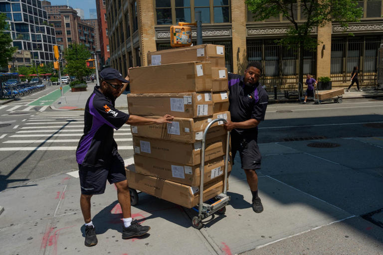 US jobless claims fall as lay-offs remain low despite economic uncertainty