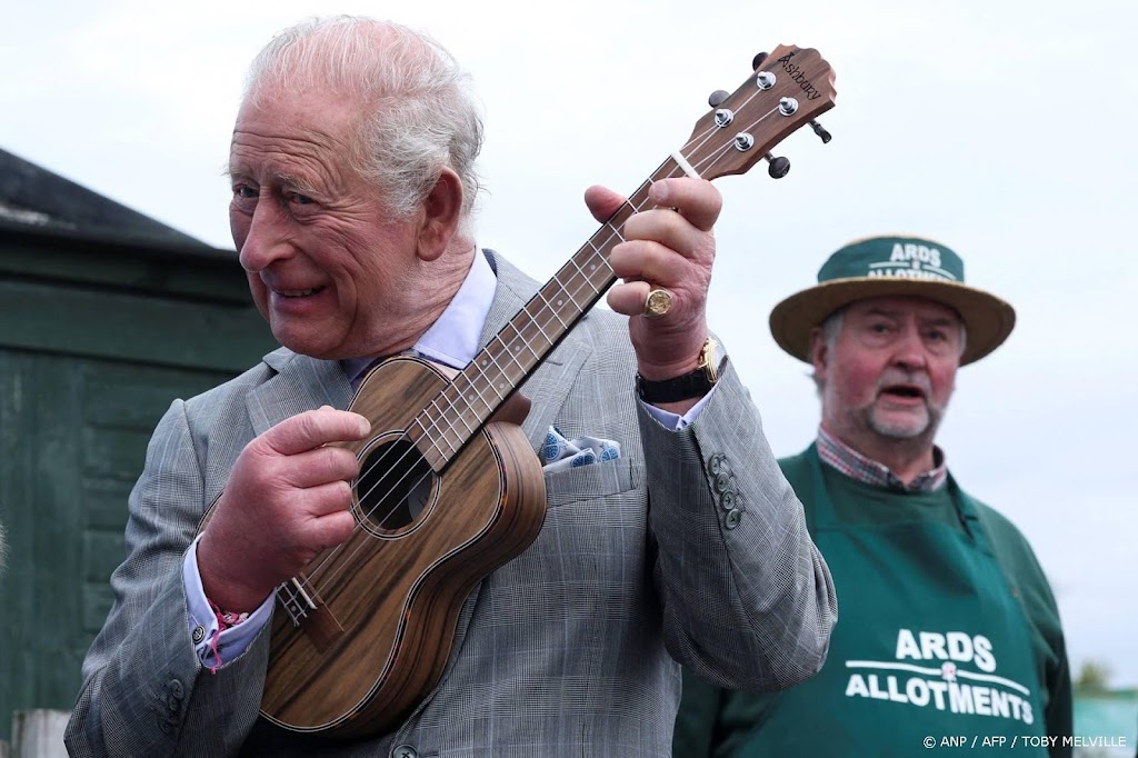 Koning Charles tokkelt mee met Noord-Ierse ukelelegroep