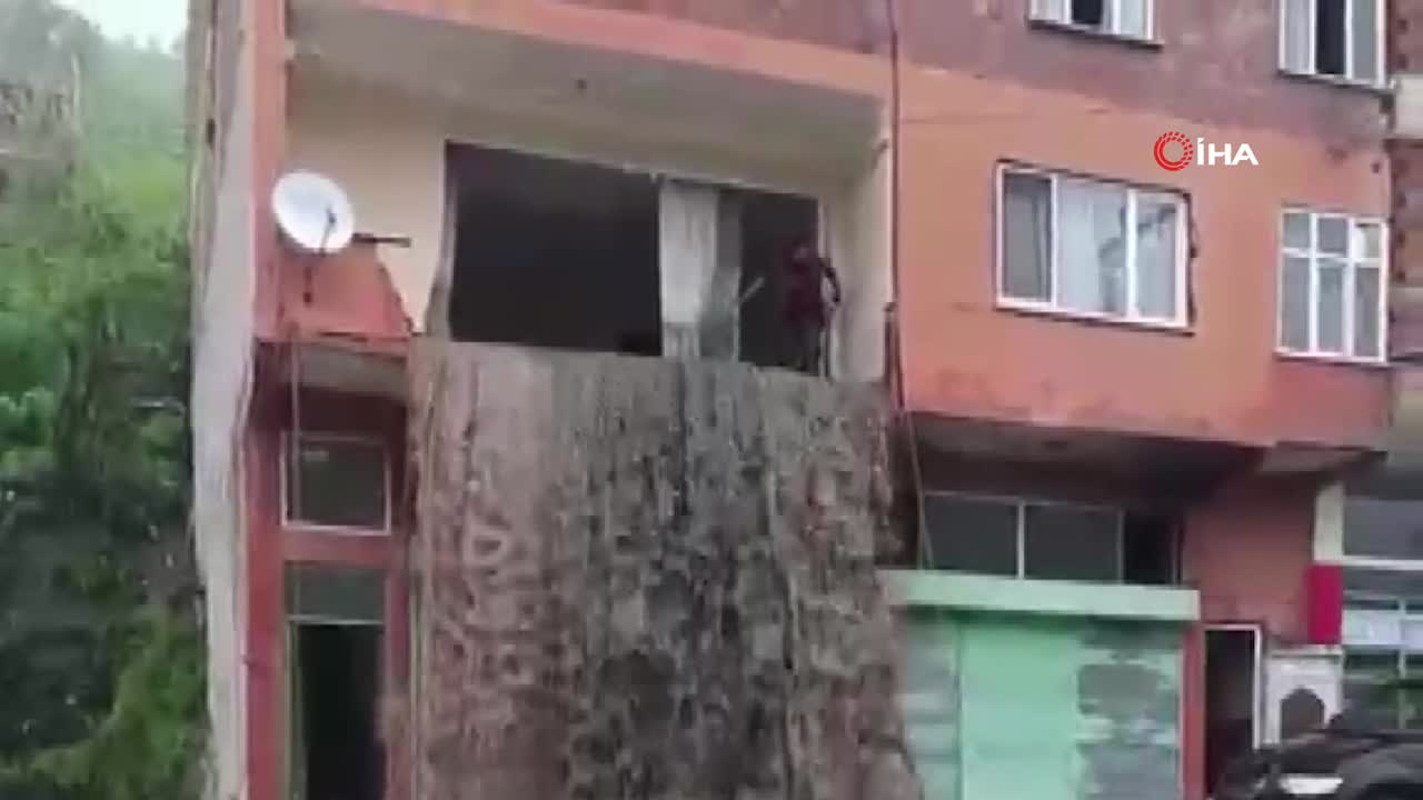 Ordu'da sel suları evin içinden şelale gibi aktı