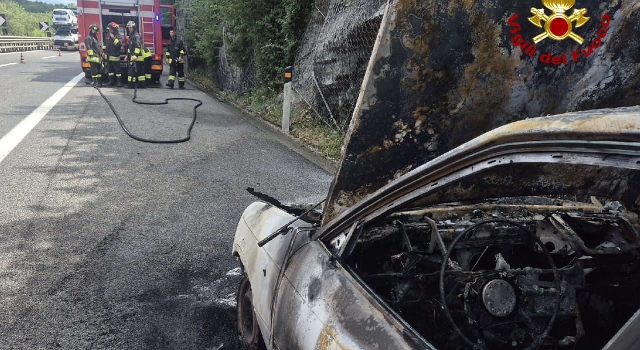 Incendio divora un'auto sull'autostrada A4: il conducente vede il fumo ...