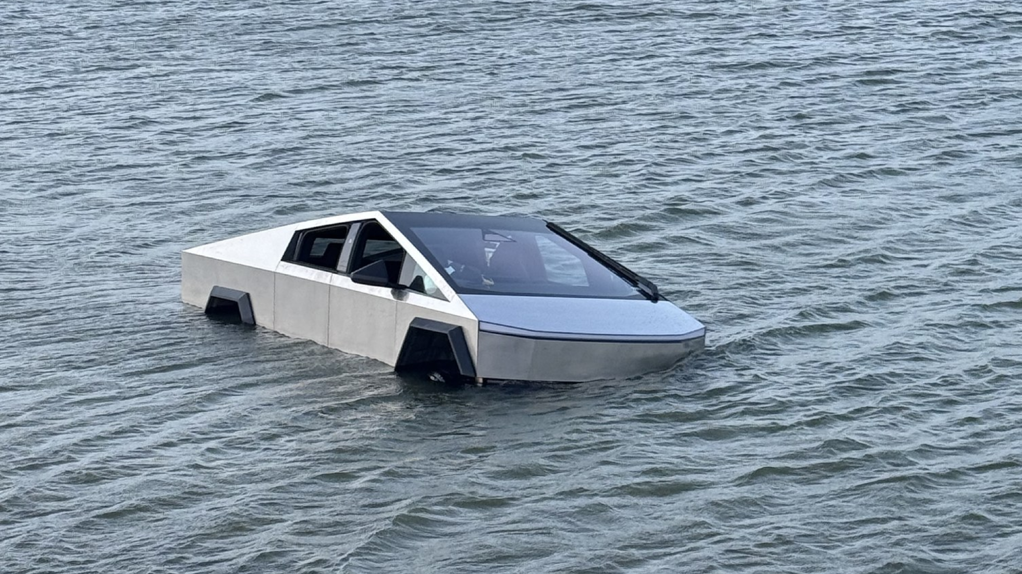 Creyó a Elon Musk, hundió su Cybertruck en un lago y se marchó esposado