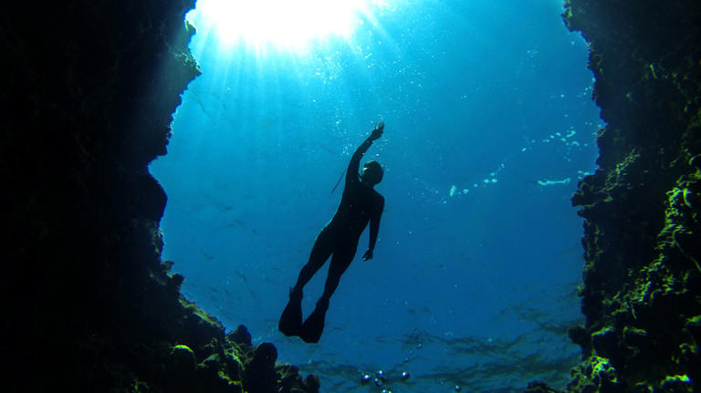 How do you die from decompression sickness? Maldives rescue diver's ...