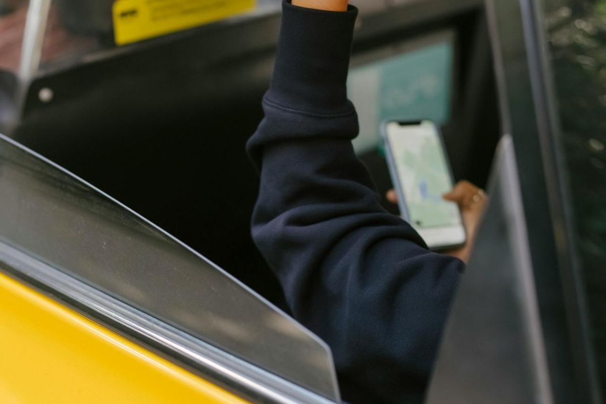 'Scammer' Lyft driver allegedly tried to charge riders $75 using an AI ...