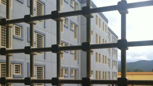 Uta, controlli in carcere: la polizia sequestra cinque telefoni cellulari