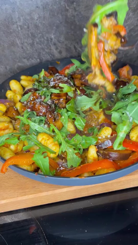 Gnocchi-Pfanne mit buntem Antipasti-Gemüse ganz einfach zubereitet