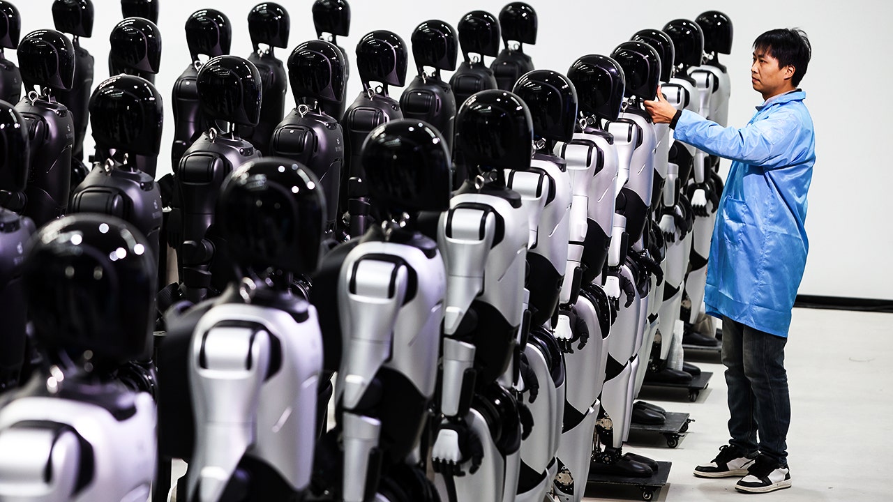 Robot's lifeless corpse hauled off stage after fall during disastrous ...