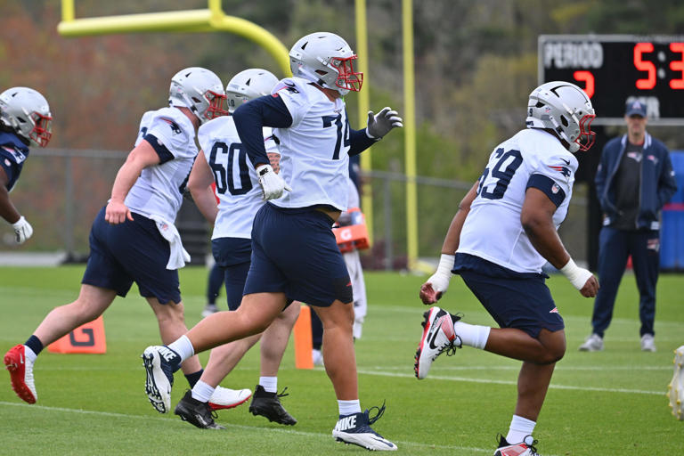 Rookie Caleb Lomu brings dance moves to practice field for first time