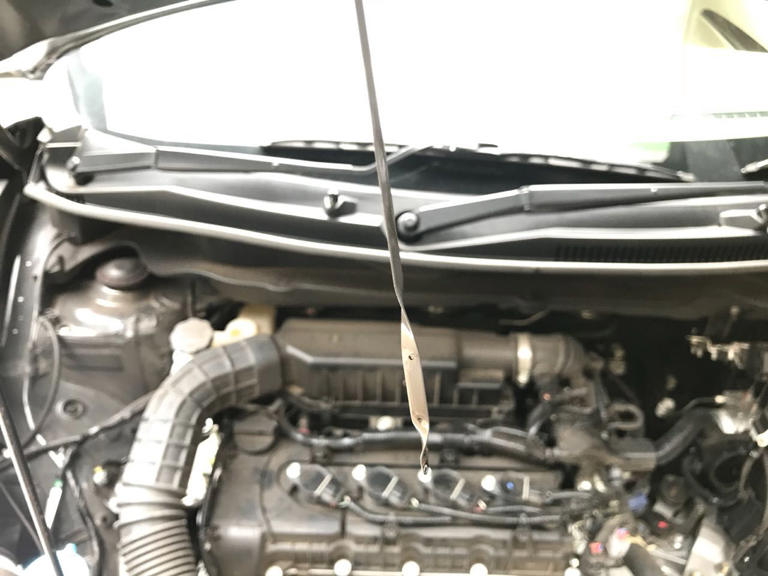 Banyak yang salah, ini cara cek dipstick oli mesin mobil bekas yang benar